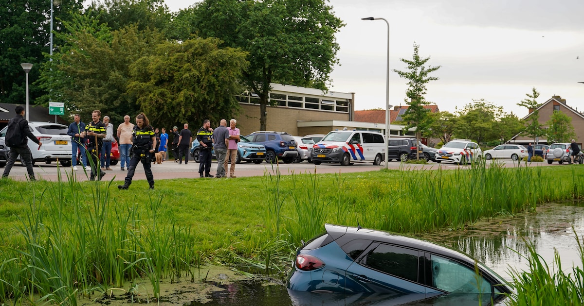 Handrem vergeten: auto belandt in sloot in Ridderkerk | Regio | AD.nl