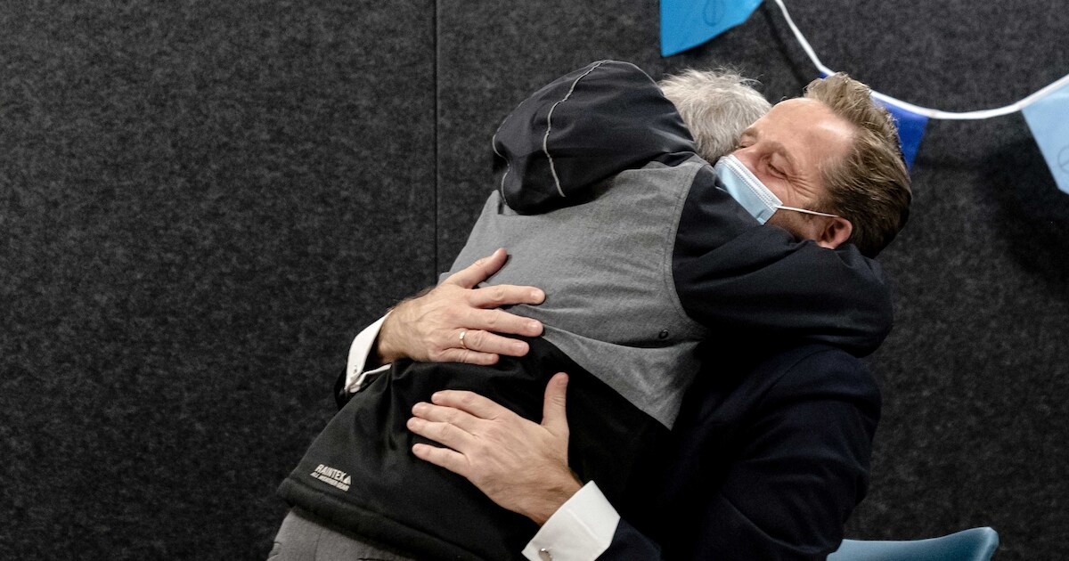 Monsterse Fred springt minister De Jonge van blijdschap in de armen ...