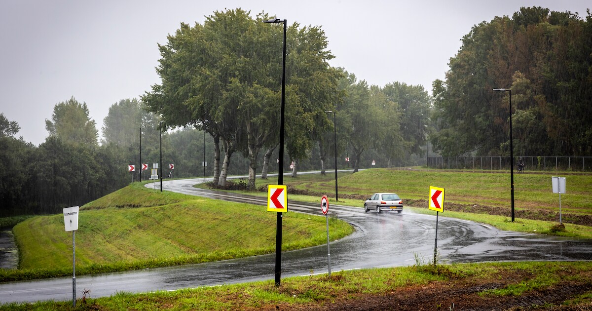 Automobilist raakt van de weg en belandt in de sloot bij de ...