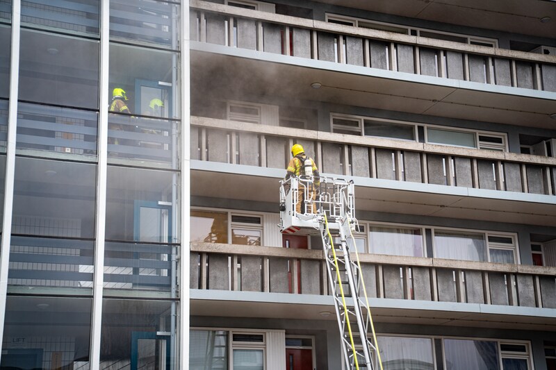 Brand in appartement op de tiende verdieping in de Aert van Nesstraat ...