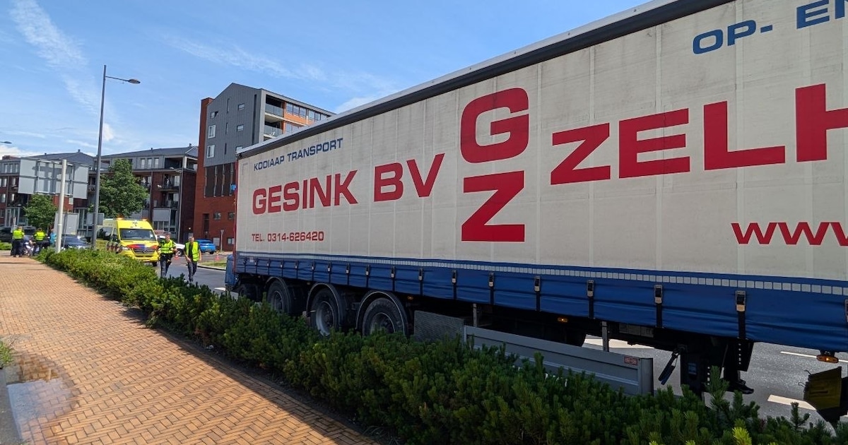 Fietser gewond afgevoerd na botsing met vrachtwagen op Ruimzichtlaan in ...