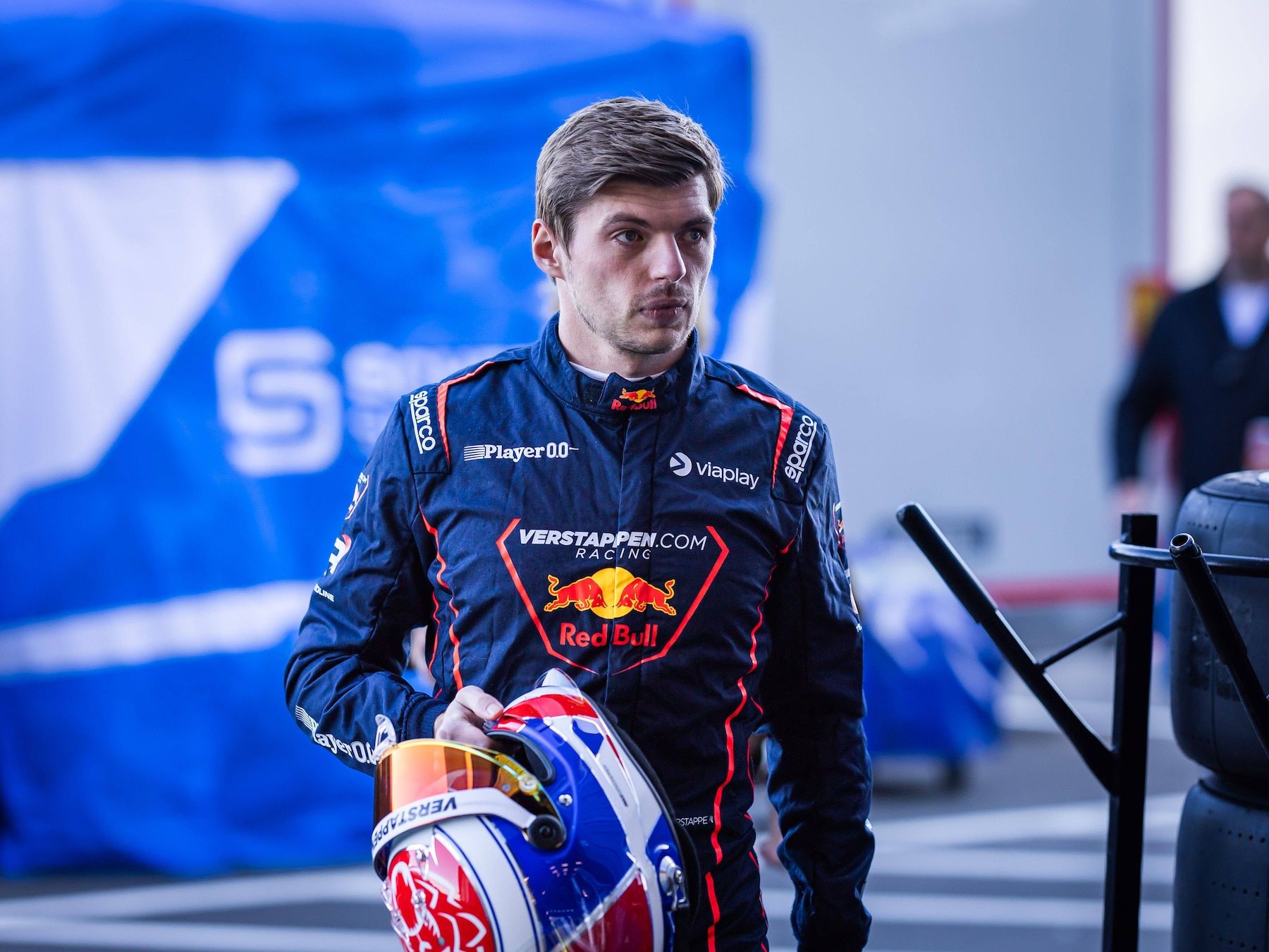 Max Verstappen geeft McLaren-coureurs het nakijken met galavoorstelling ...