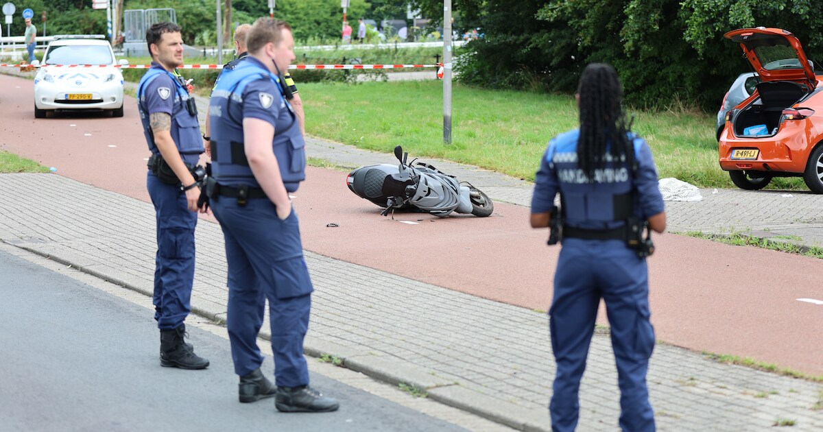 Scooterrijder botst tegen zijkant van auto in Pijnacker en raakt ...