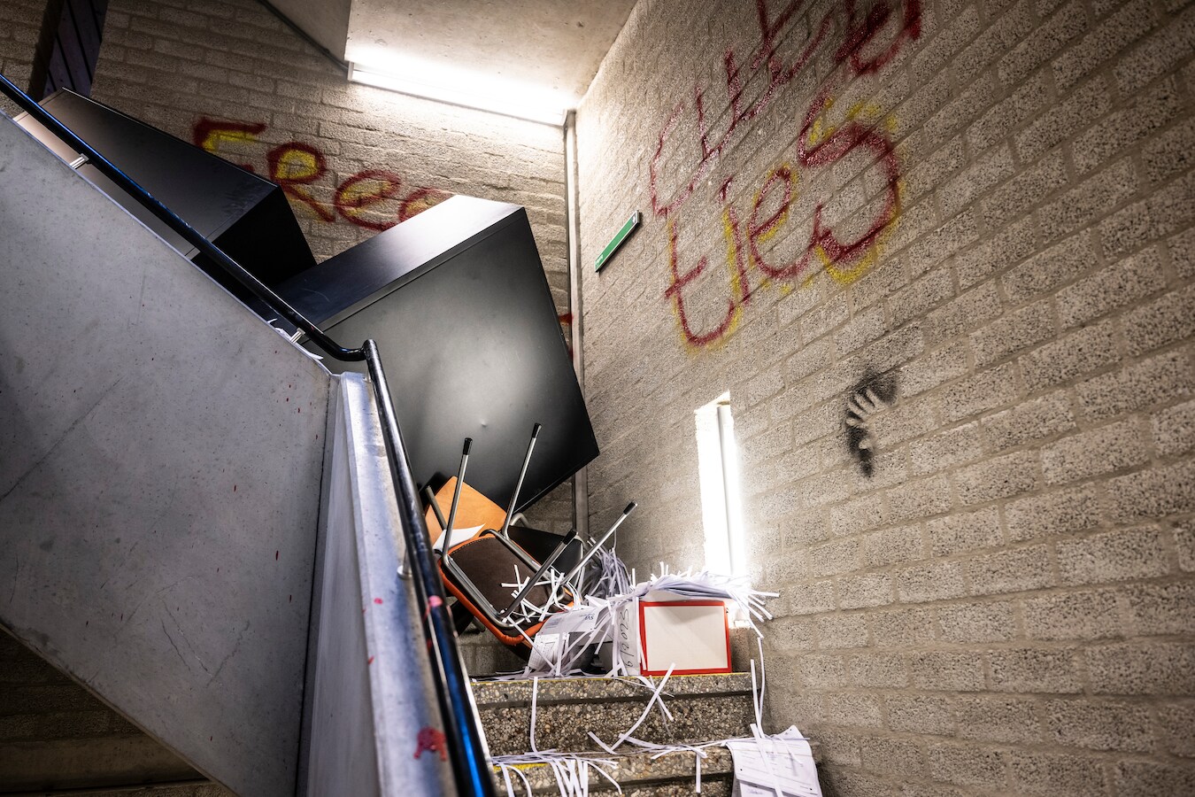 Jammer en dom, die vernielingen in de Radboud Universiteit | Foto | AD.nl