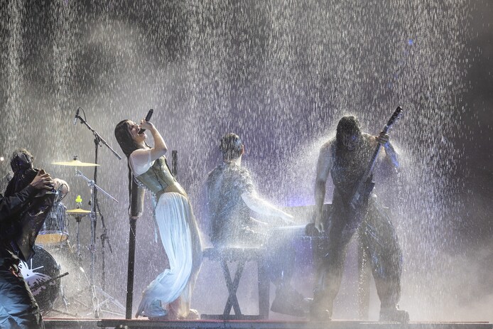 Davina Michelle regent kletsnat tijdens climax van Vrienden van Amstel ...