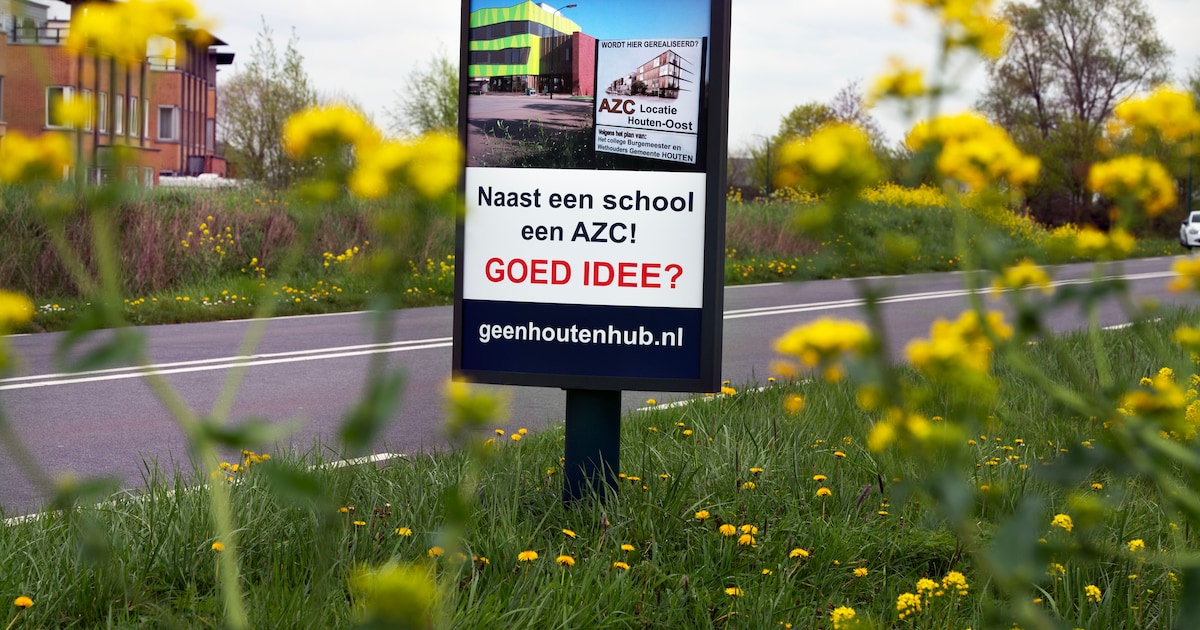 Tegenstanders AZC in Houten protesteren langs de Rondweg: ‘Naast een ...