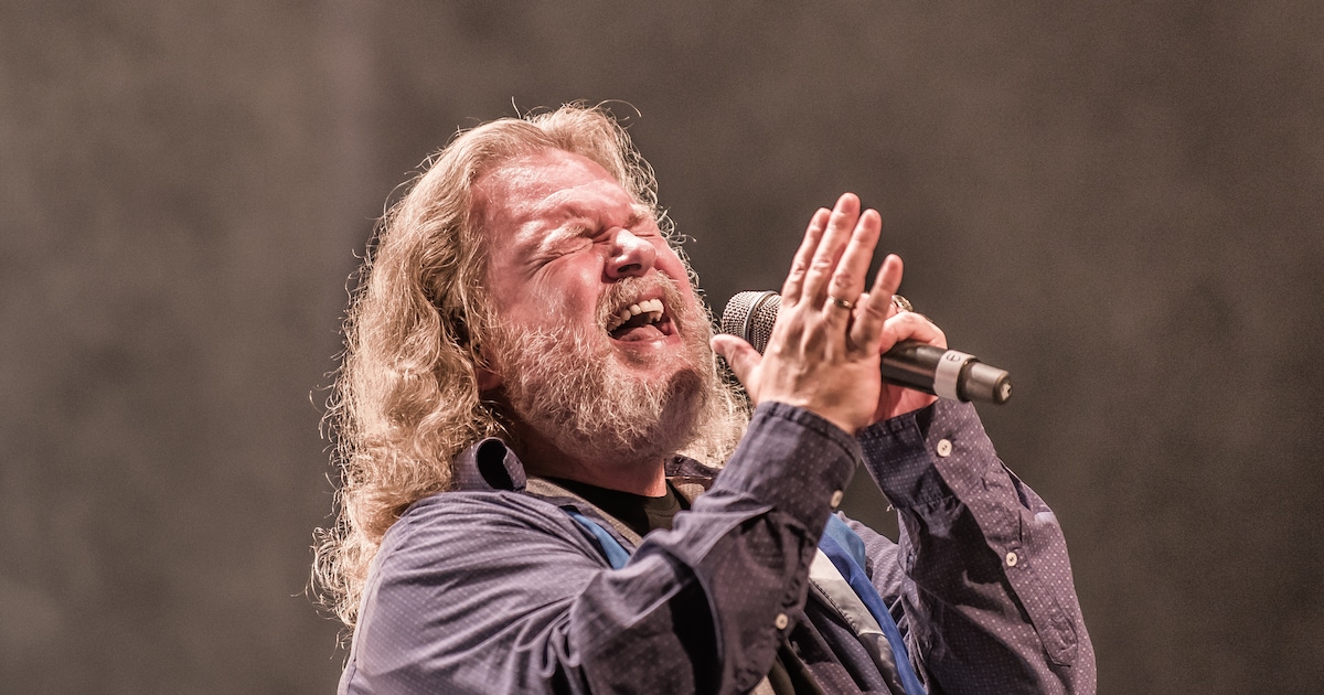 Kayak-zanger en stemacteur Edward Reekers (68) overleden | Show | AD.nl