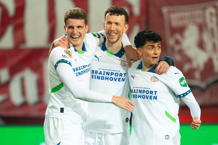 PSV herpakt zich knap na slechte start in Enschede en staat stevig op tweede plek: ‘Zo willen we ...