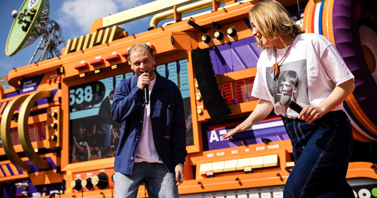 Studenten verrast met gouden plaat bij 538 Koningsdag: 10 miljoen ...