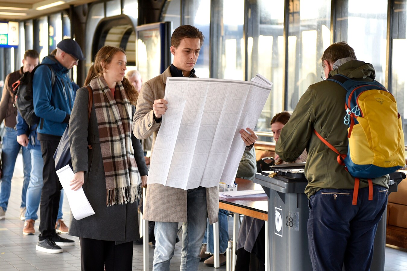 Geen spoortje stress of haast op stembureau voor forensen: ‘Toen we ...