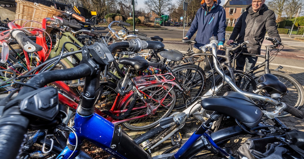 Fietsen kriskras door elkaar, te hoge rekken en roestige opbergkluizen ...