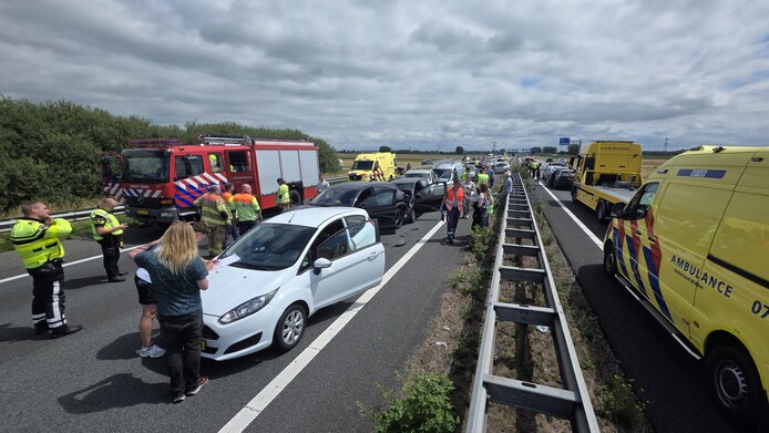 Chaos op A12: kettingbotsing met zestien auto’s op twee rijstroken | Duiven | AD.nl