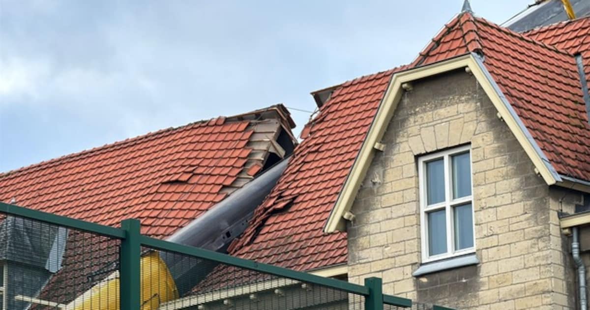 Hijskraan kantelt en valt dwars door dak van gebouw in Cadier en Keer ...