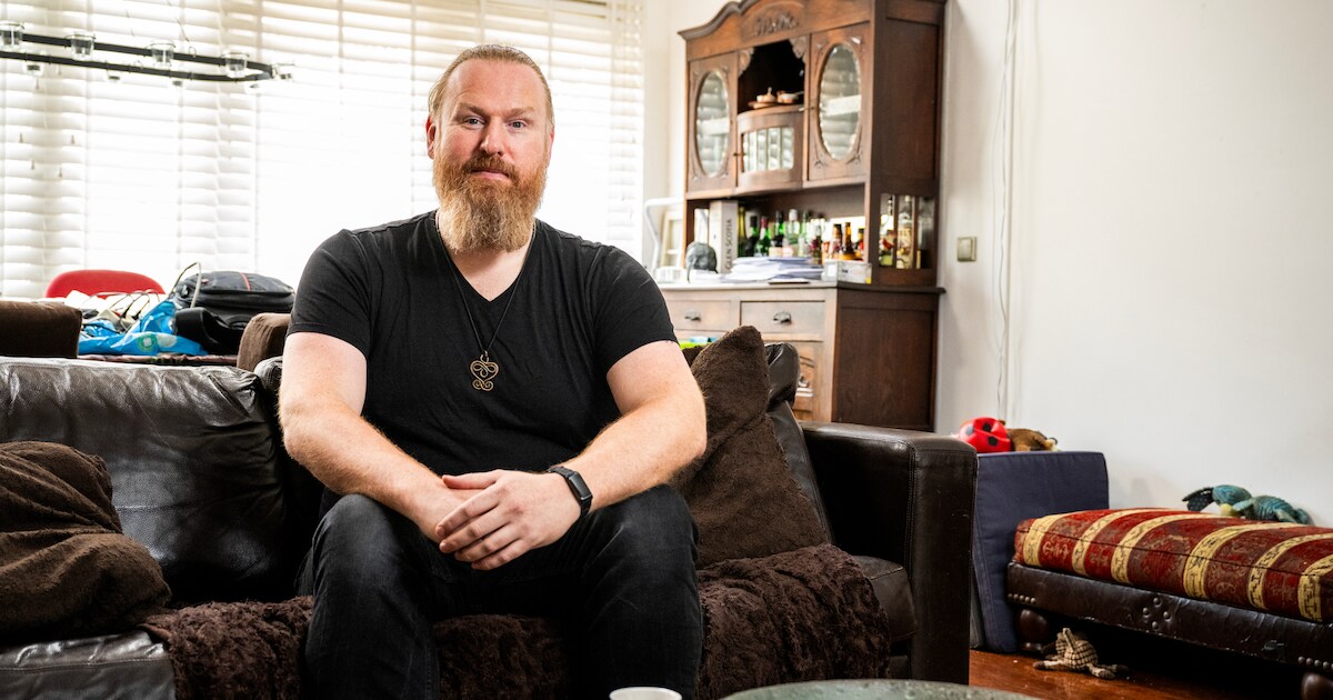 Acteur en zanger Milan van Weelden woont op 43ste weer bij zijn ouders ...