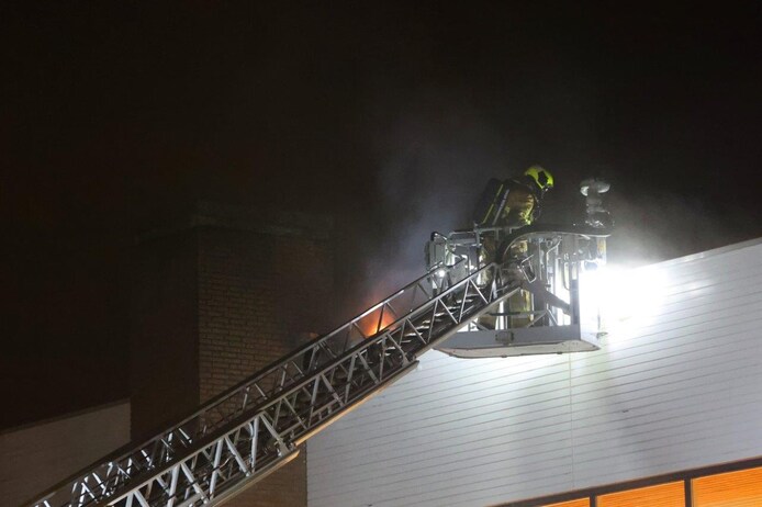Brand op dak van sporthal in Den Bosch, politie haalt zo’n dertig ...