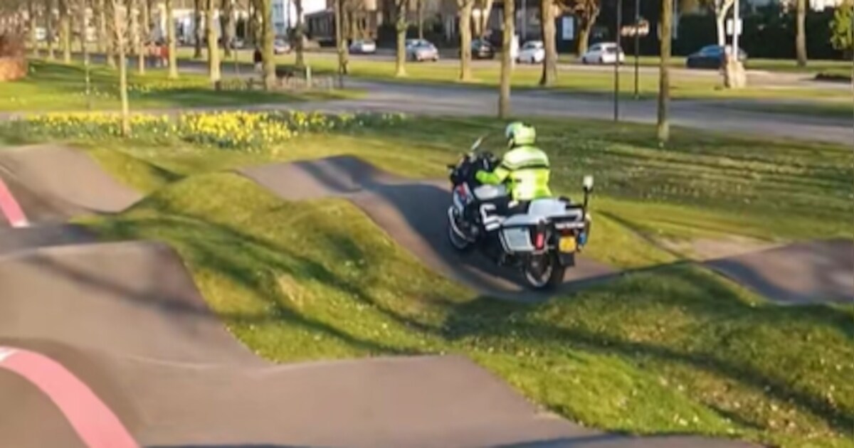Agent op motor crosst over baantje in Uden, beelden gaan het internet ...