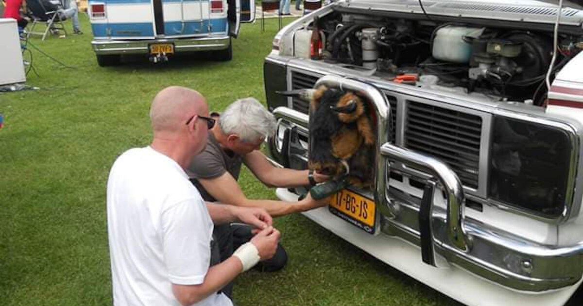 Eerbetoon met Amerikaanse busjes voor bij brand in Duiven omgekomen Jan ...