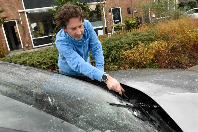 Auto van Frank (52) vernield met zwaar vuurwerk: ‘Dit is laf en ...
