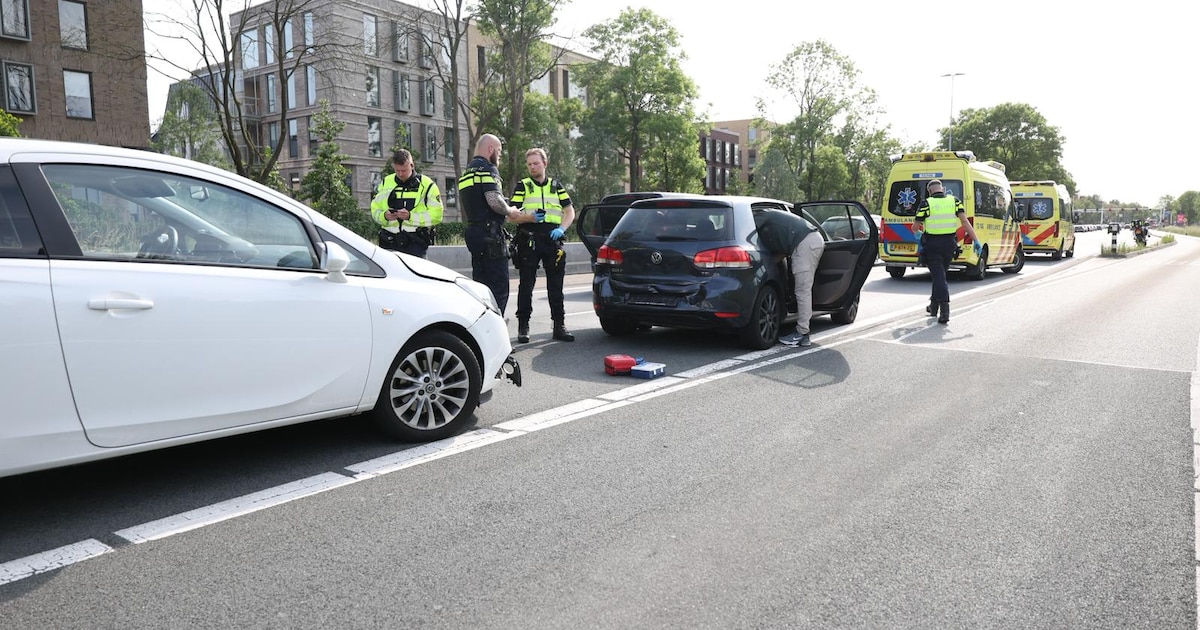 Twee volwassenen en baby naar ziekenhuis na kop-staartbotsing op ...