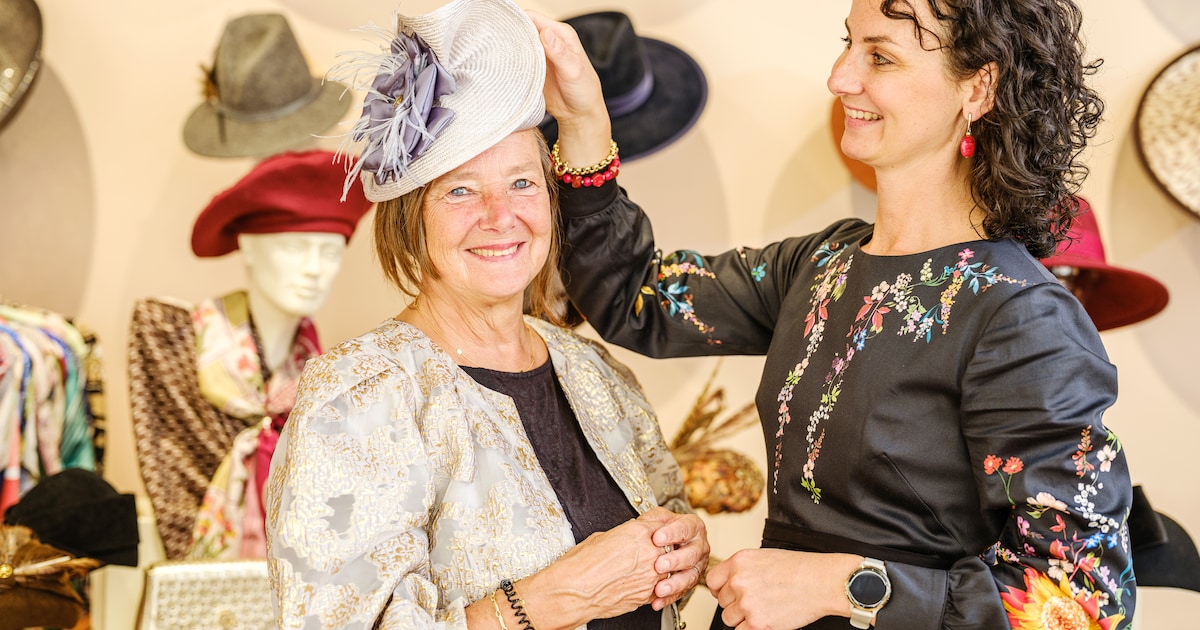 Nieuwe ‘Oudewaterse hoed’ voor politica Elly van Wijk | Oudewater | AD.nl