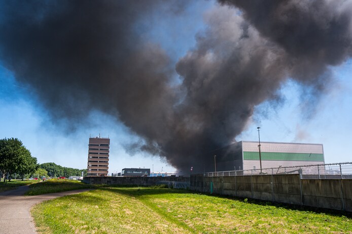 Blussen van grote brand in Vlaardingse loods duurt nog uren: geen ...