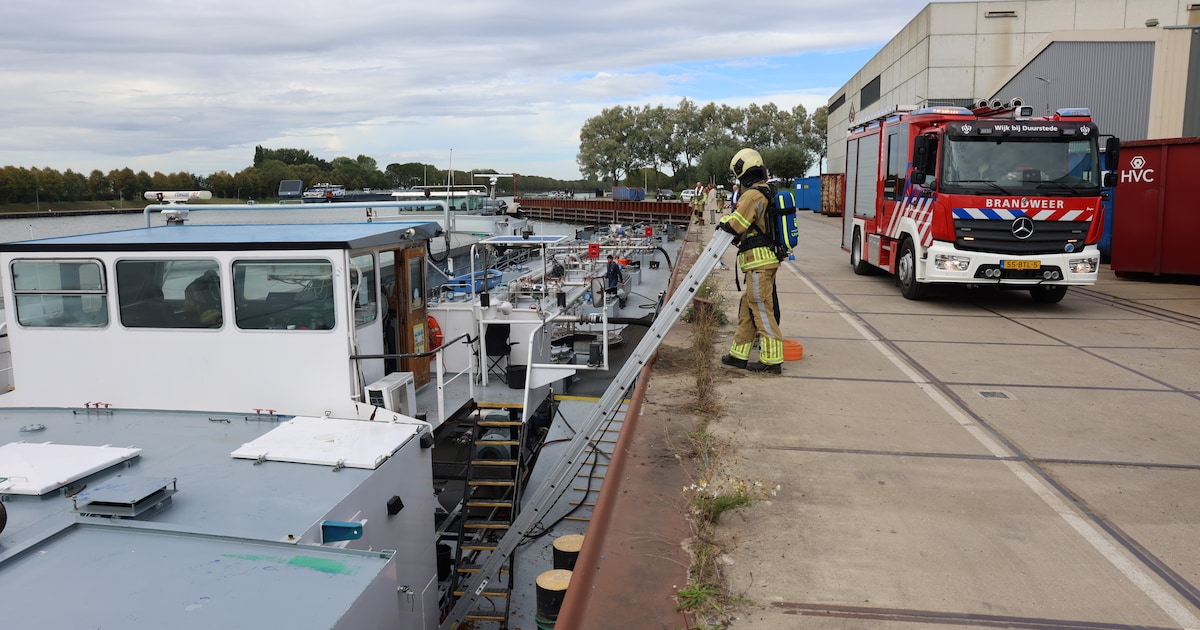 Vrachtschip in Amsterdam-Rijnkanaal is lek, brandweer Wijk bij ...