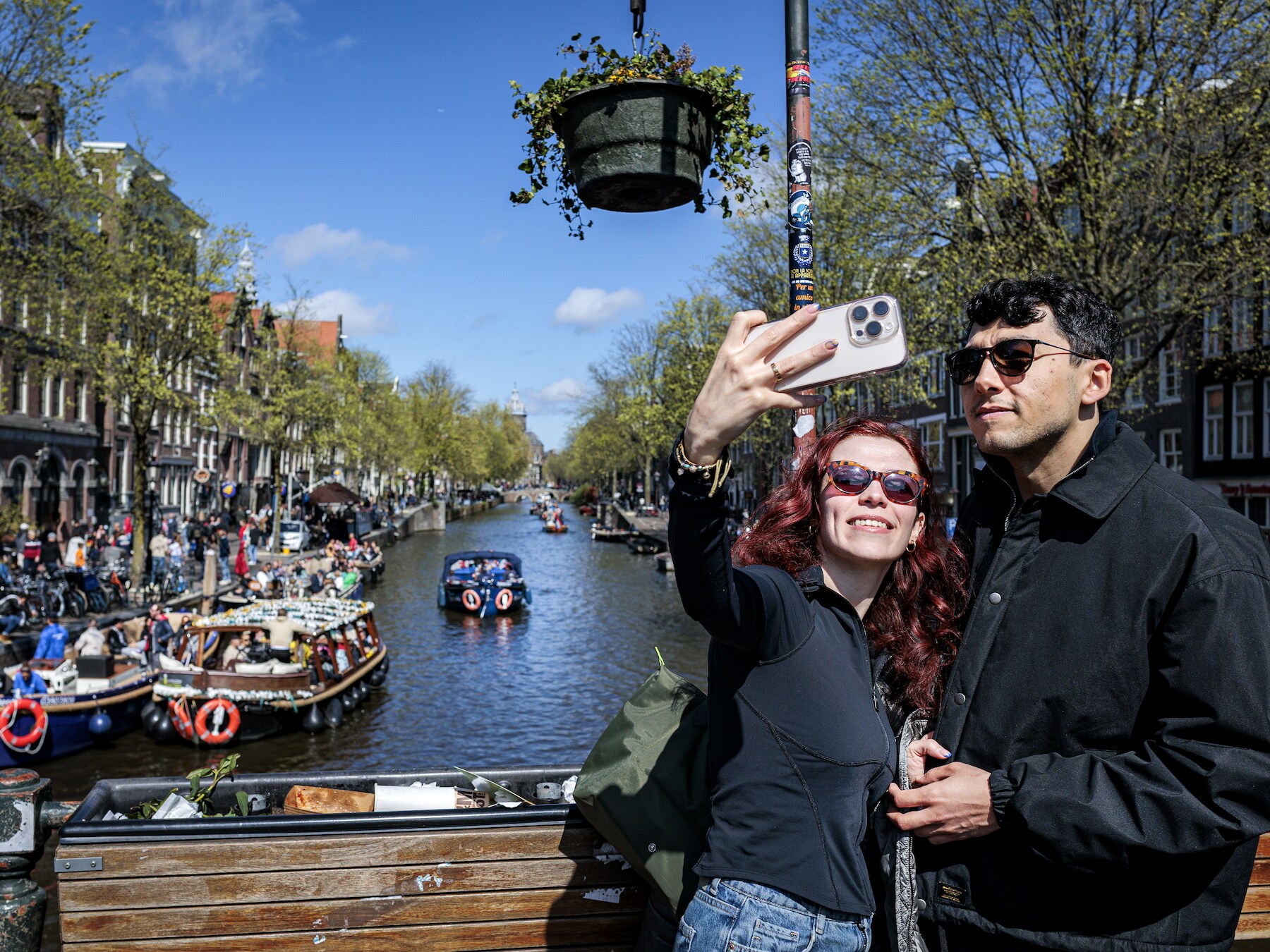 Terwijl er klopjacht op hem plaatsvindt, krijgt ‘Bolle Jos’ goed nieuws ...