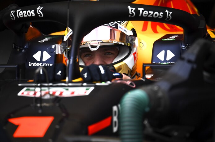 Max Verstappen onthult nieuwe helm voor aanstaand F1-seizoen: ‘Gebaseerd op ontwerp van mijn ...