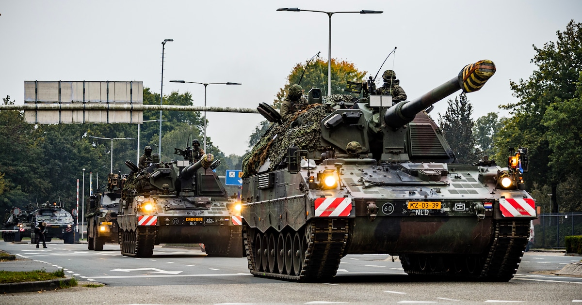 Militaire voertuigen en troepen in Venlo tijdens oefening | Venlo | AD.nl