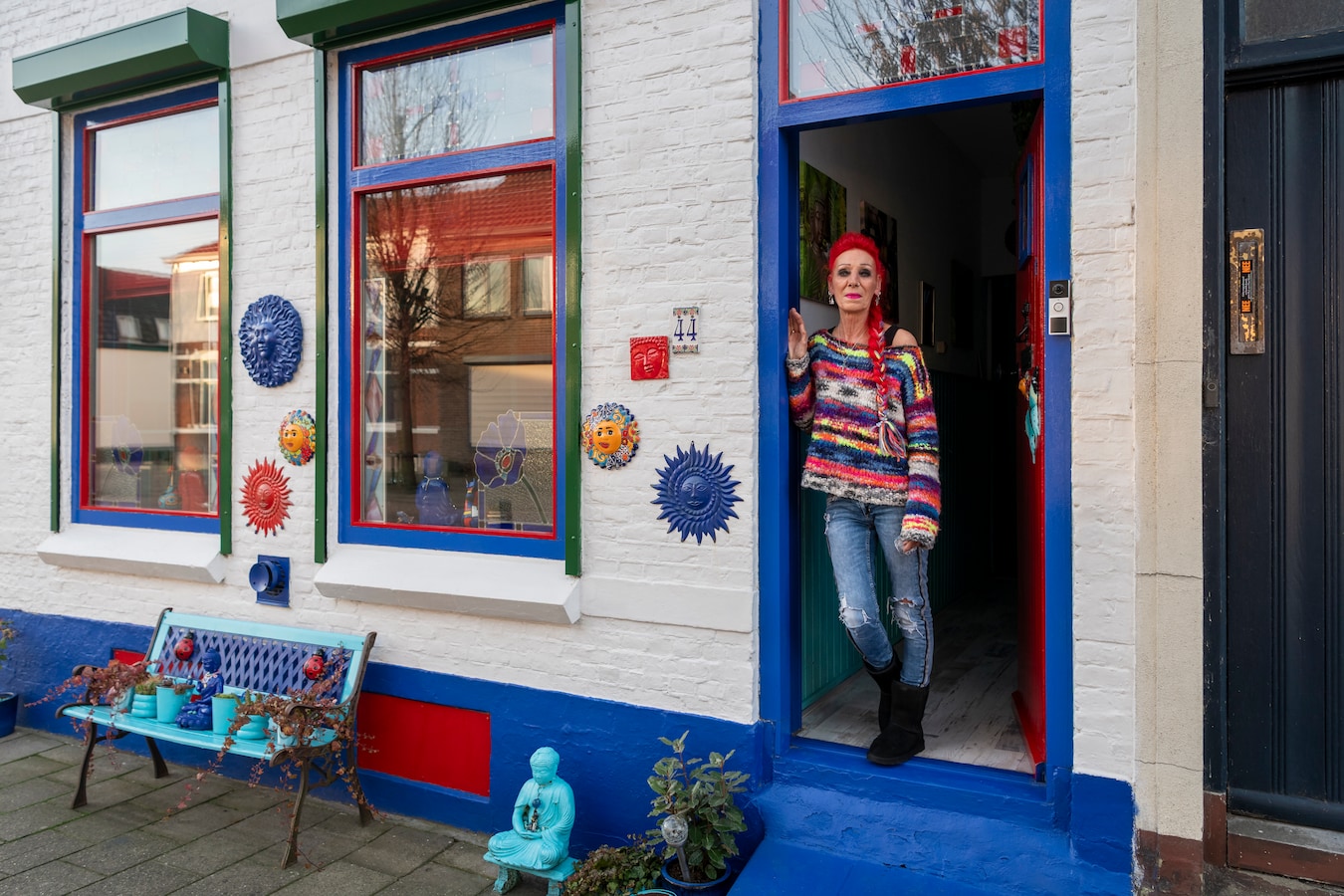 Het huis van Lonny en Robert staat bol van de kleur: ‘Stukjes wit aan ...