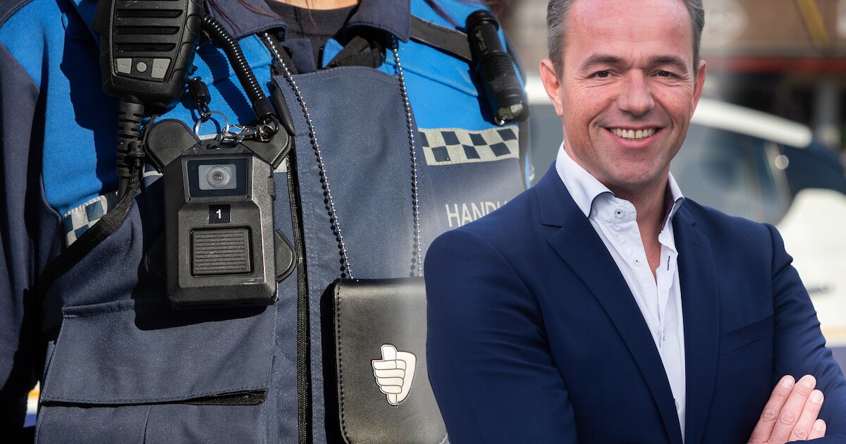Geef de boa een politie-uniform, (iets van) wapens en autoriteit ...