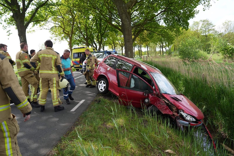 Auto crasht tegen boom in Eelde | Regio | AD.nl