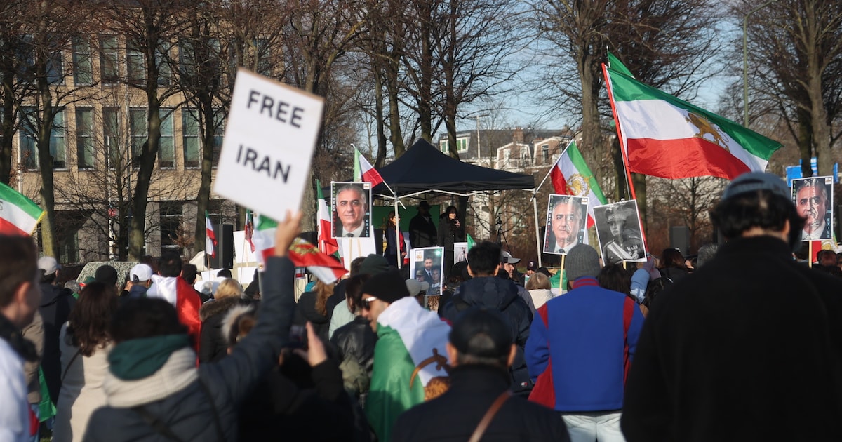 Bijna 2000 mensen demonstreren op Malieveld in Den Haag tegen regime in ...