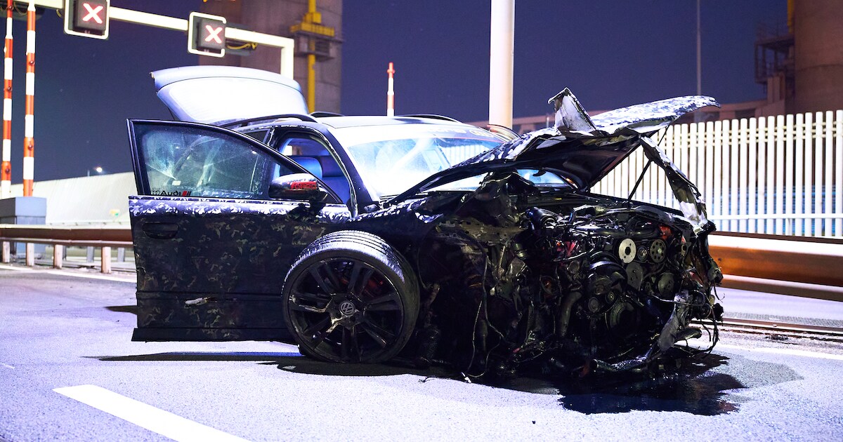 Ravage na botsing tussen twee auto's, Hartelbrug urenlang dicht | 112 ...