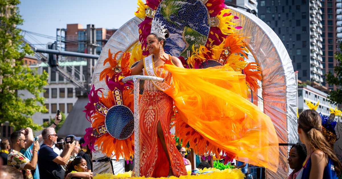 Zo zag het Zomercarnaval in Rotterdam eruit: ‘De kleuren, glitter, muziek, alles is fantastisch ...