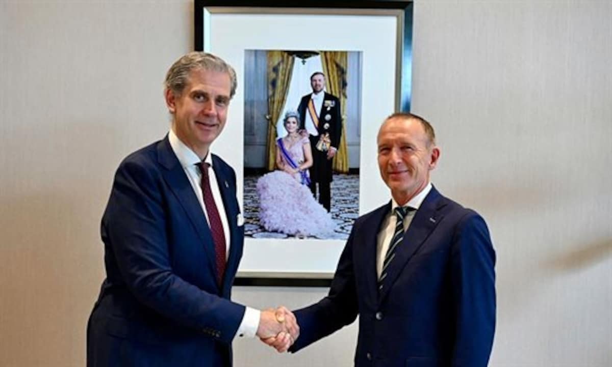 Erik van Heijningen beëdigd als waarnemend burgemeester Alphen aan den ...