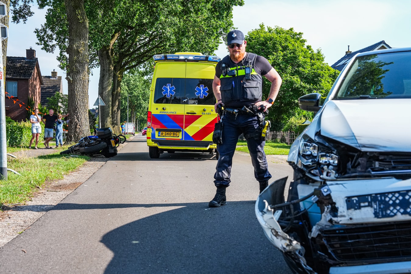 Motorrijder raakt gewond na aanrijding met auto in Nieuw-Amsterdam ...
