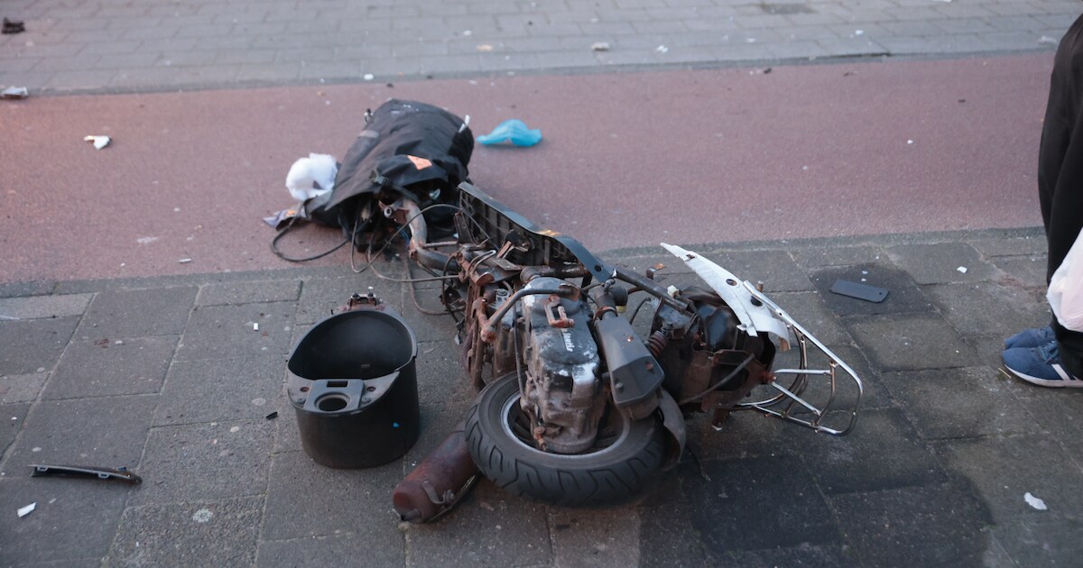 Scooter in tweeën gebroken na botsing in Den Haag, bestuurder gewond ...