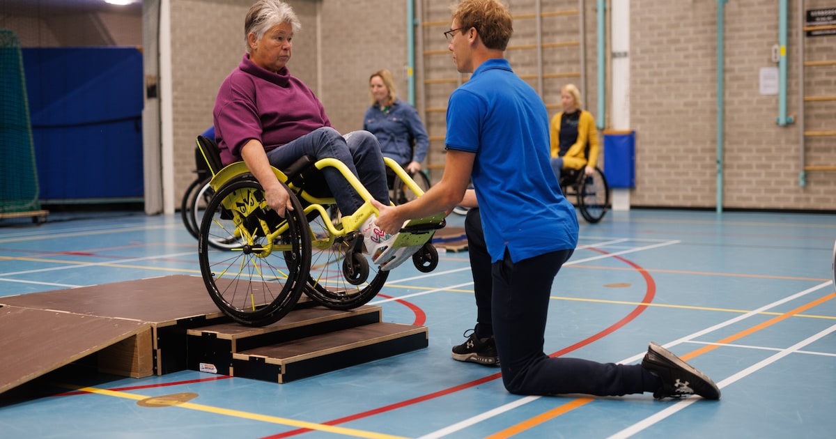 Gratis rolstoeltraining in Soest: leer balanceren en stoepjes bedwingen | Soest | AD.nl