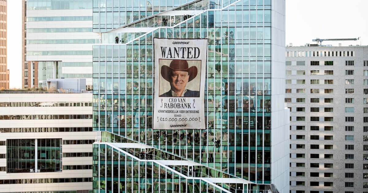 Greenpeace rolt enorm spandoek uit op Zuidasgebouw: ‘Wanted: ceo van ...