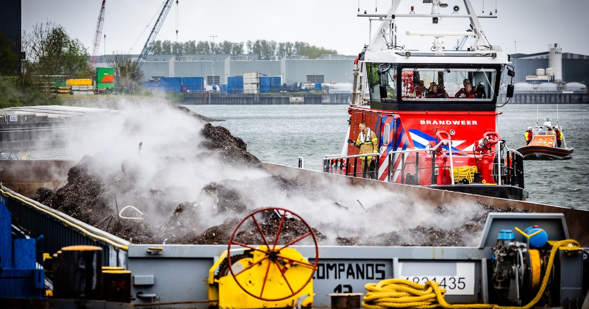 Brand op duwbak Wilhelminahaven | Regio | AD.nl