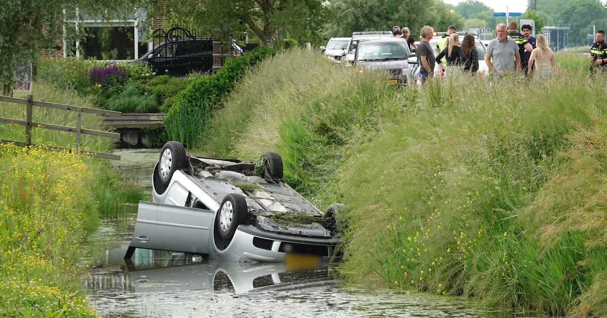 Auto slaat over de kop en belandt in sloot in Barsingerhorn | Regio | AD.nl