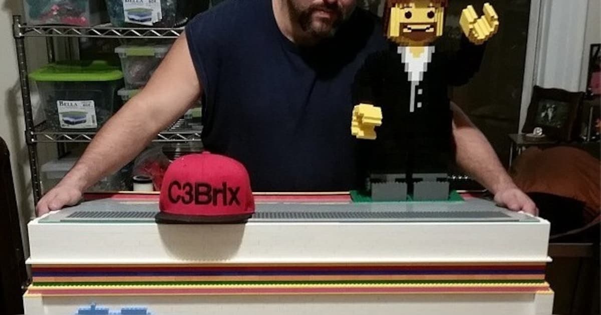 Cody (37) verdient 2 ton per jaar door met Lego te spelen | Bizar | AD.nl