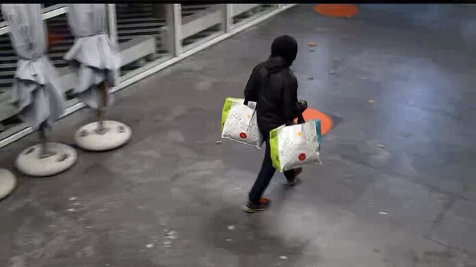 Elk bot in zijn gezicht was gebroken na aanval met tegel, nu doet ...