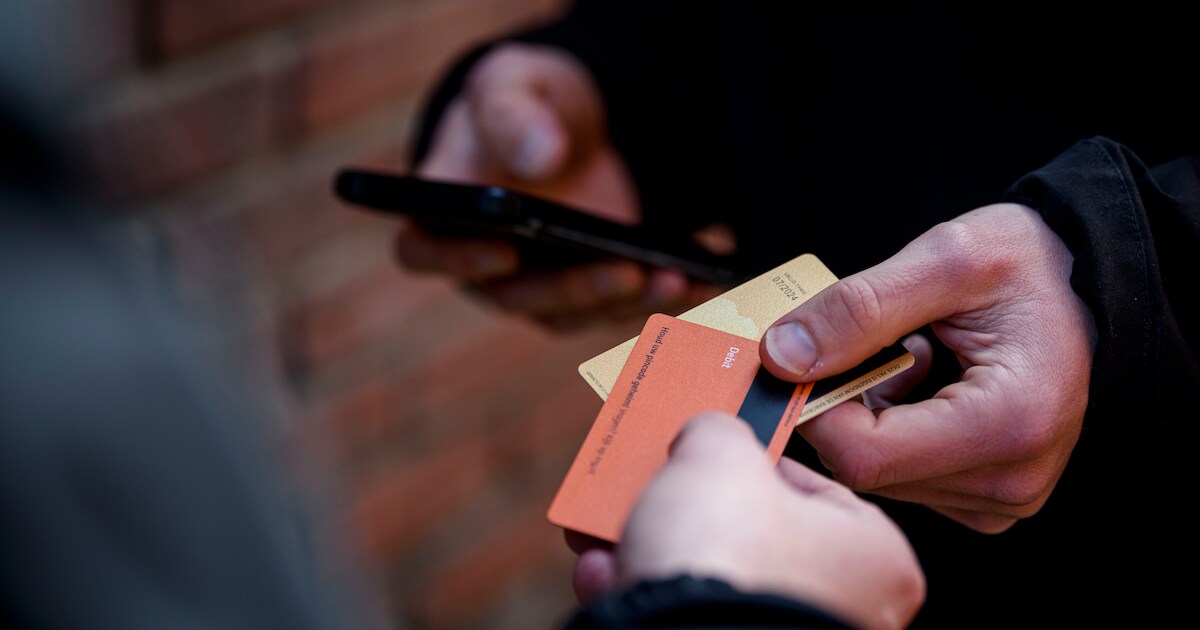 Snel geld verdienen door pinpas uit te lenen, denken jongens (13 jaar ...