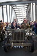 Ereplaats voor buste van oorlogsheld John Waddy in Airborne Museum ...