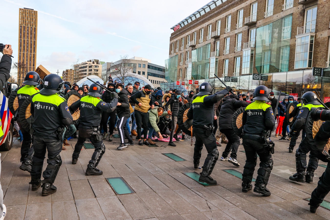 Twee weken noodverordening voor Eindhoven, ook preventief fouilleren ...