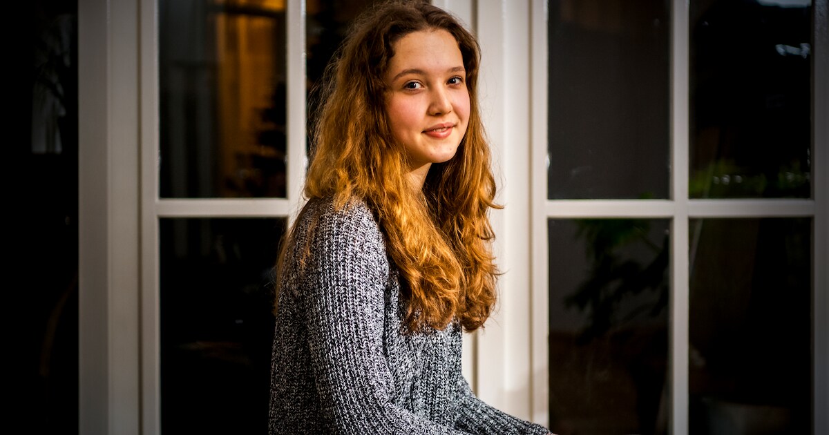 Carlijn Hoogeveen (20) krijgt jeugdlintje voor hulp aan kwetsbare ...