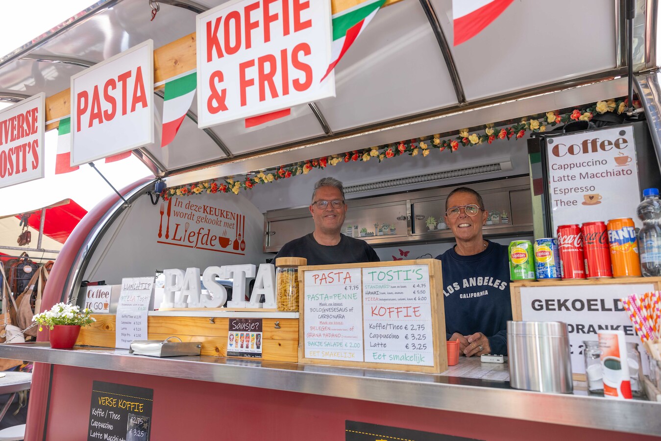 De geur van curryworst, Zeeuwse sieraden en chihuahua’s in wagentjes ...