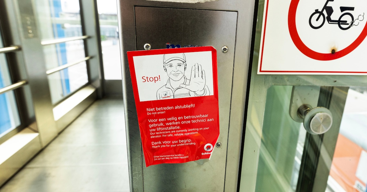 Liften aan Rokkeveense kant van Nelson Mandelabrug in Zoetermeer ...